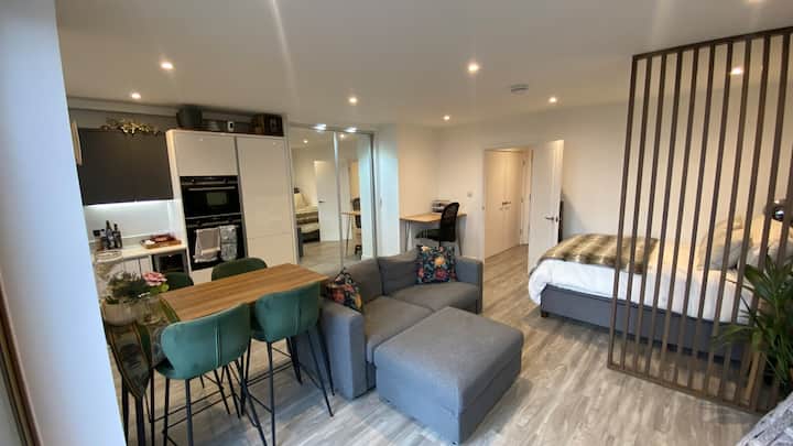 London Luxe: Stylish Studio - Croydon