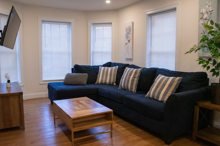 4-bed / 2-bath Modern Condo Minutes From Downtown - Boston, MA
