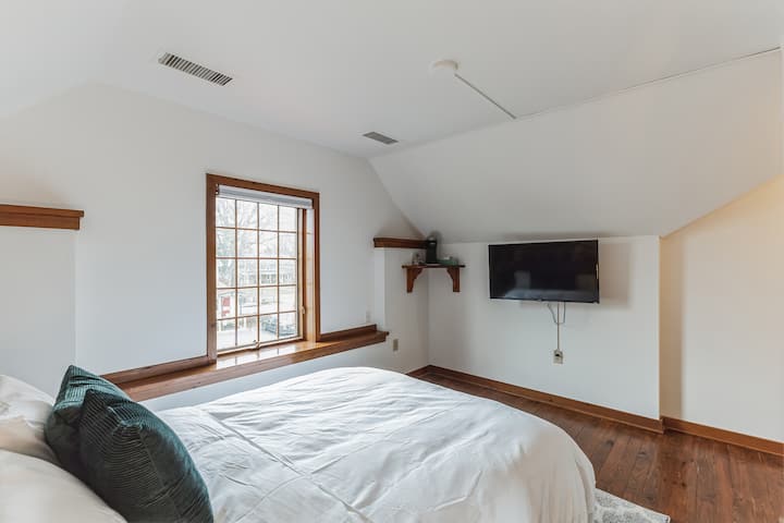 Cozy Retreat In Thornton, Pa! - The Inn at Grace Winery