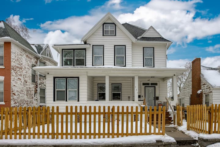 Historic, Modern Midtown Mansion - Omaha, NE