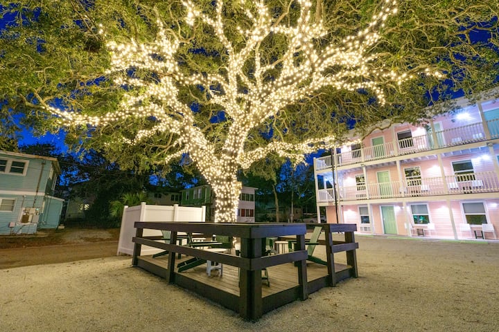 Treehouse Lodge, Walk To Beach, Pet-friendly 202 - North Myrtle Beach, SC