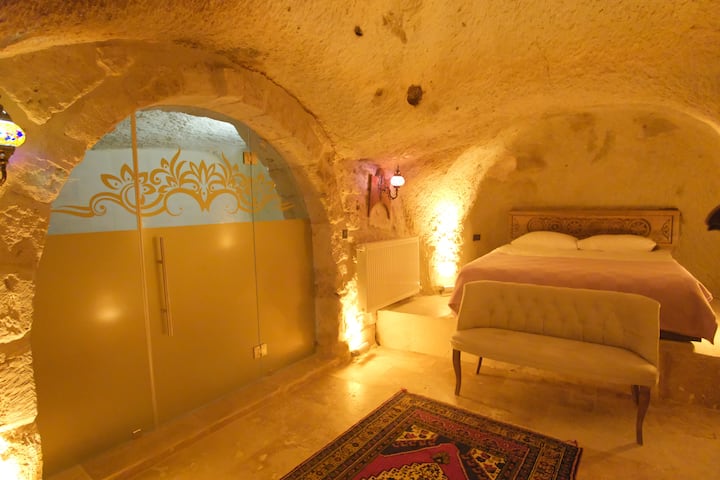 Room 104 - Nar