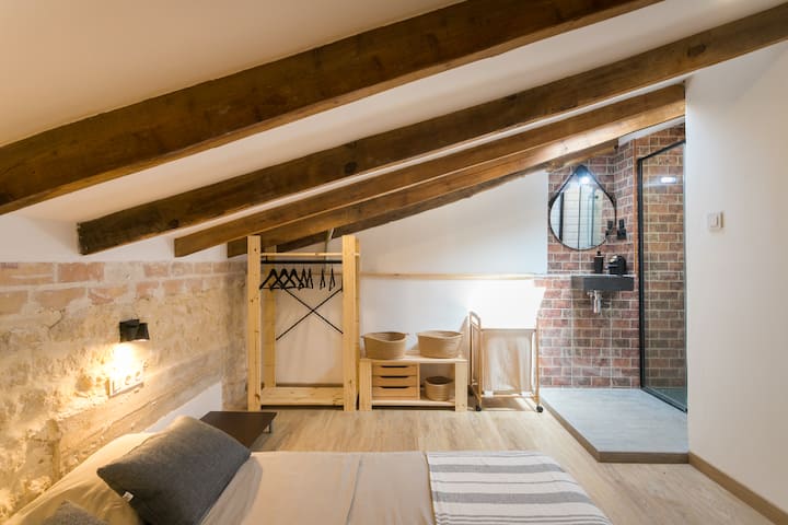 Cozy & Authentic Loft Room With Private Shower - Alicante