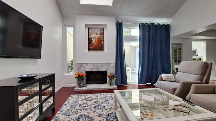 Cozy And Inviting Townhouse - Irvine, CA