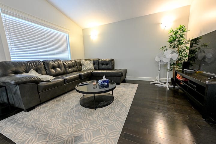3 Br Retreat Home Away From Home - Grande Prairie