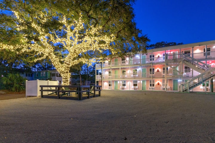 Treehouse Lodge, Walk To Beach, Pet-friendly 204 - North Myrtle Beach