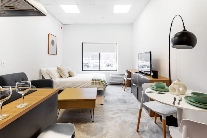 Cozy Studio In Meriden Metro | Pool & Gym Access - Connecticut