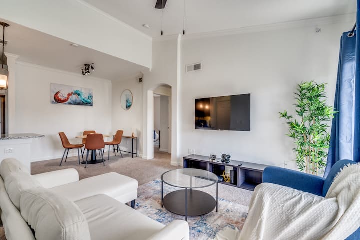 Stylish 2-bedroom In Atx - Pool Access – Sleeps 5 - Austin Aquarium, Austin