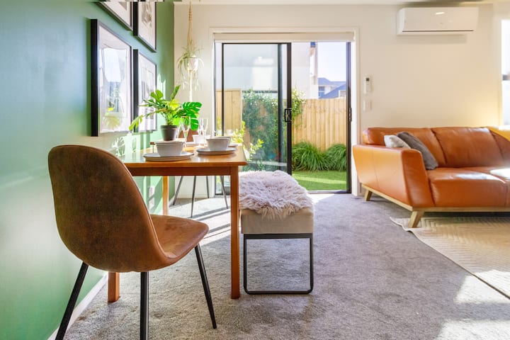 2-bed Oasis With A King Bed And Green Accents - West Coast