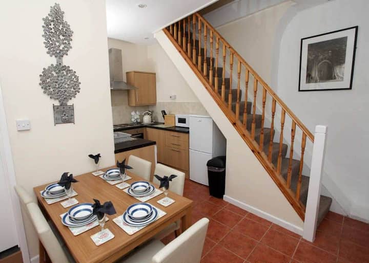 Cosy 3 Bed Apartment - Folly Farm Adventure Park and Zoo