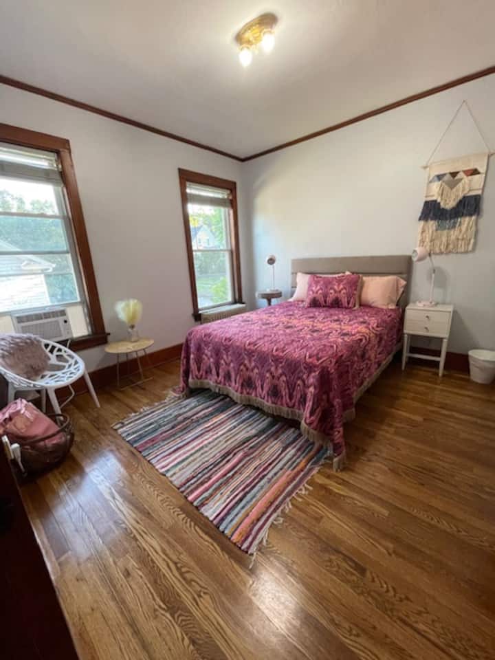 Charming Historic 2br/1ba - Algonquin, IL