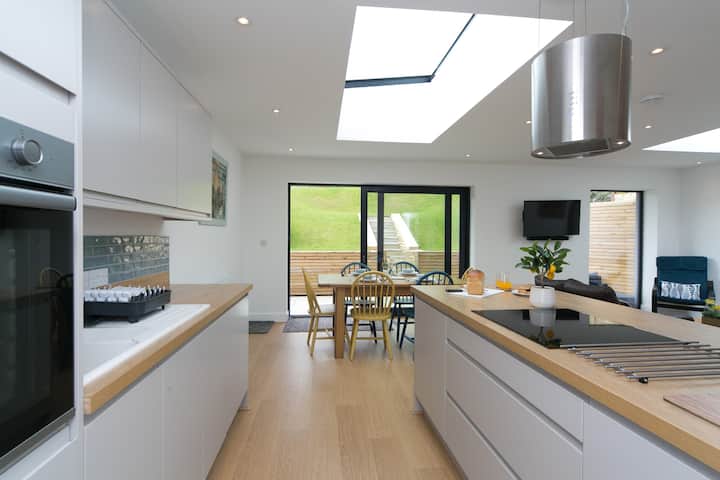 Modern Welsh Cottage Moments From The Beach - Anglesey