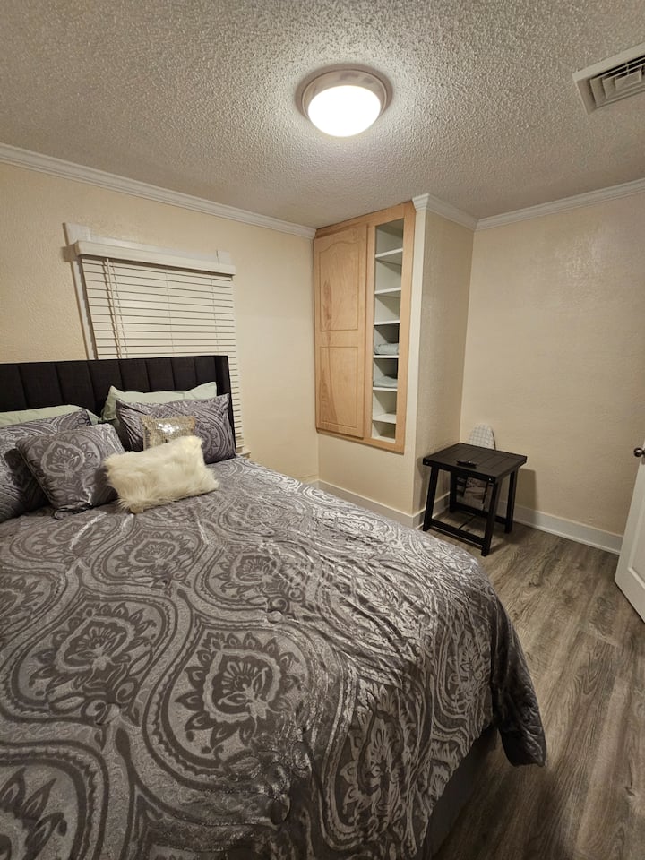 Charming 1 Bed/1bath - Toledo