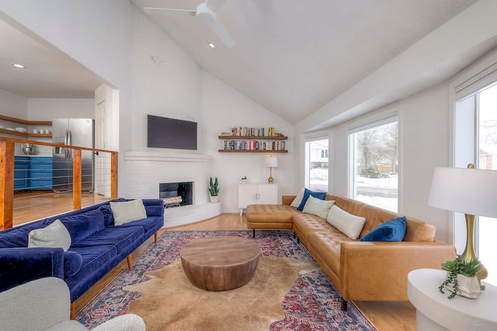 Welcome To Our Mid-mod In O-town! Pets Welcome! - Kansas City, MO