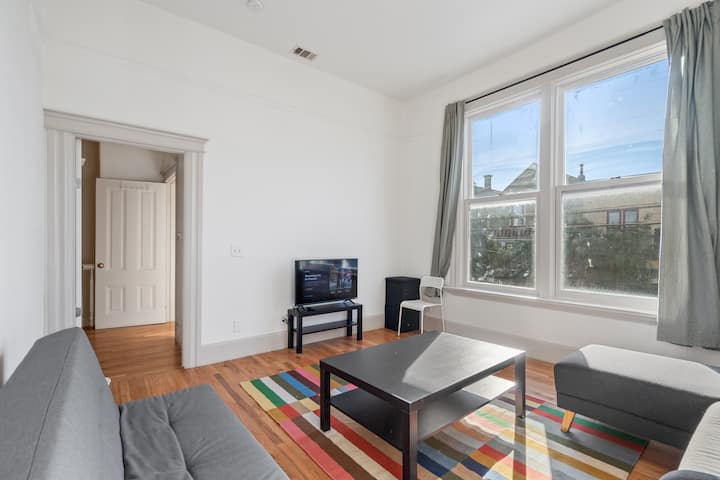 Large Mission 4br  Fast Wi-fi  Workspaces - San Francisco, CA
