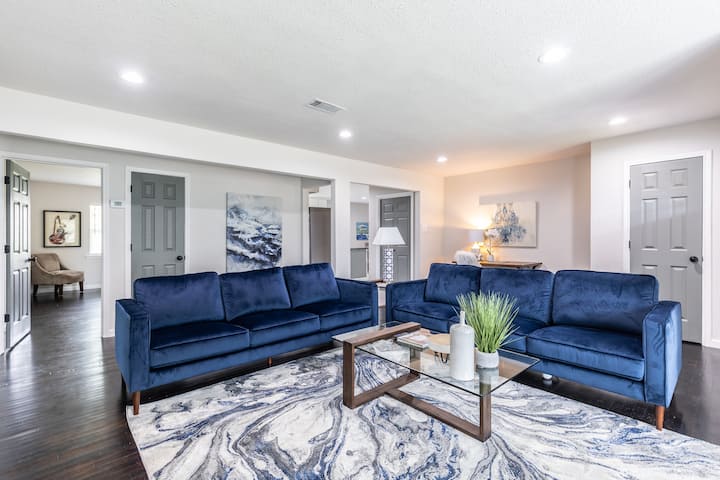 Bright And Stylish Home - DeSoto, TX