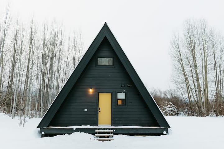 Twin Peaks A-frame Cabins | Yellow
Door - 班夫國家公園