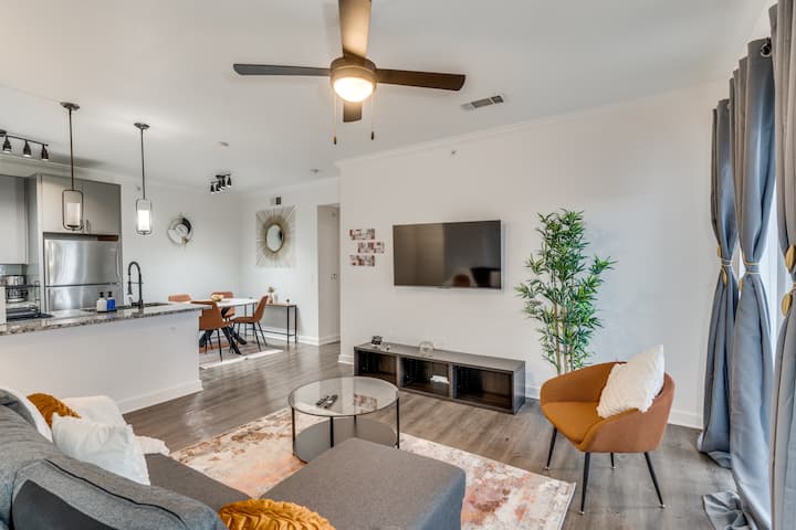 Elegant 1 Bedroom In Atx – Sleeps 3 - Pool Access - Austin, TX