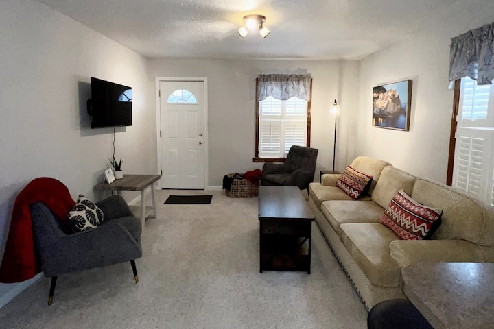 Charming 2 Bedroom Home; Hot Tub - Twin Falls, ID