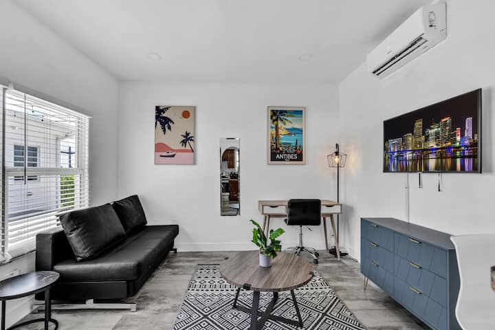 Lovely 1 Br Walking Distance To Ocean - Suite 10 - Hollywood, FL