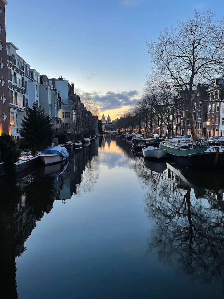 City Centre Canal View Apartment - Amsterdam