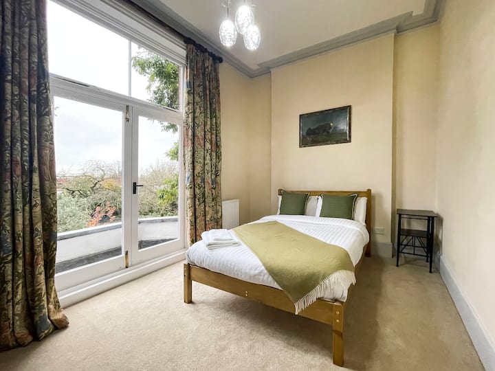 London Escape: Cozy Room W/ Garden Views & Parking - Barnes