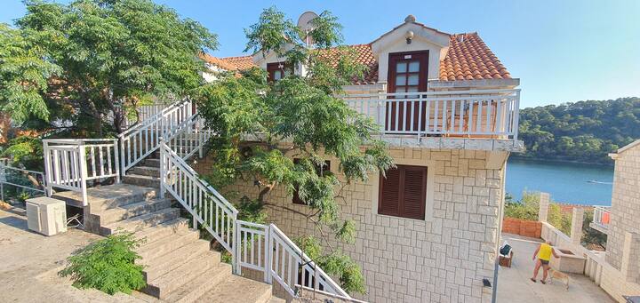 Apartmani Pjevalo-mljet
Odisej - Pomena