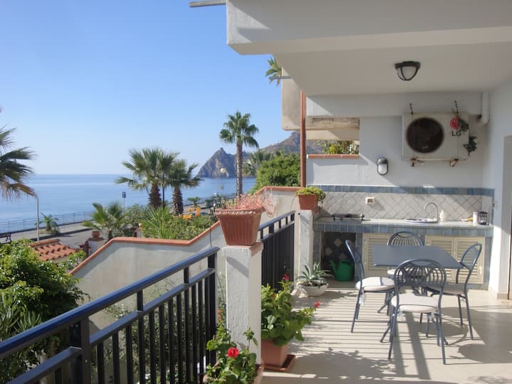 Taormina Beach House - Seafront! - Sant'Alessio Siculo