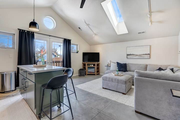 Cozy Loft - Private Garage Space - 2 Min To Occ - Colorado Springs, CO