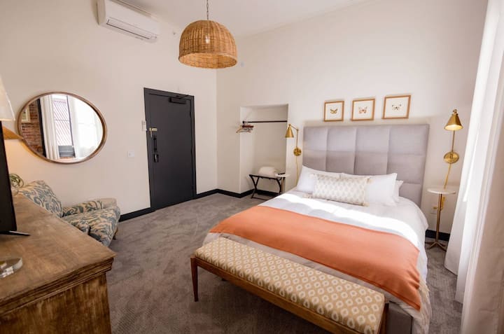 Speakeasy Queen Suite (Rm 3) - Nevada City, CA