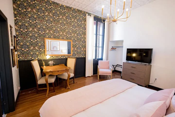 Speakeasy King Room (Rm 8) - Nevada City, CA