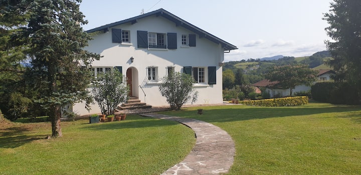 Maison Entre Mer Et Montagne. - Sare