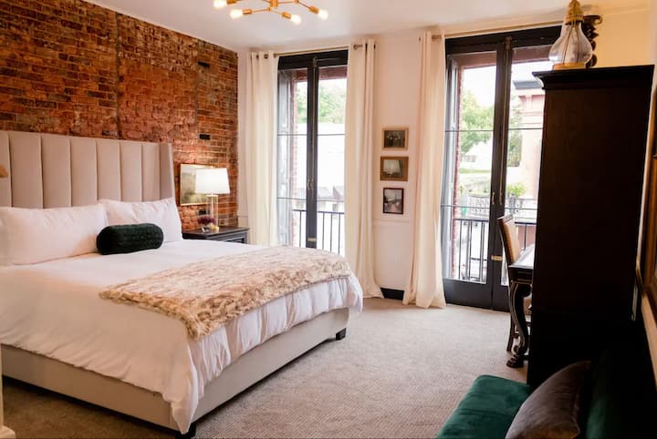 Speakeasy King Room (Rm 2) - Nevada City, CA