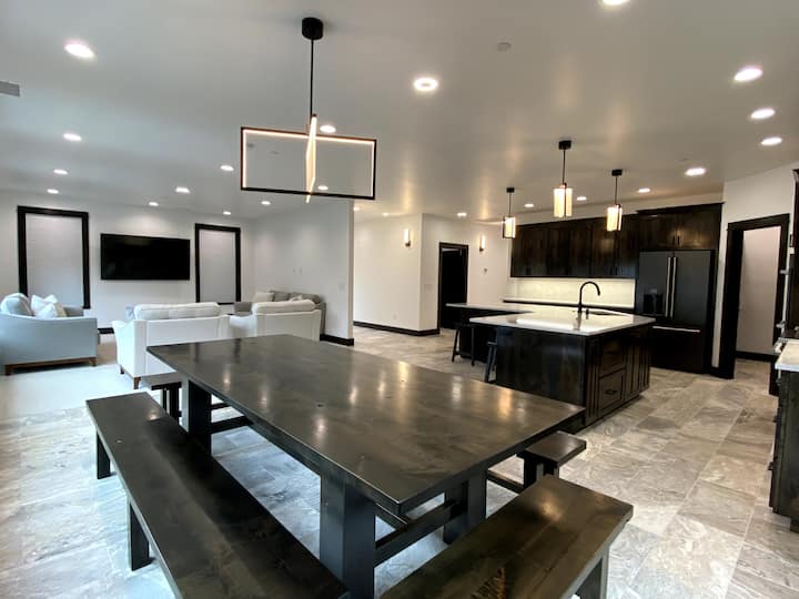 Luxurious Modern Retreat
3 King Suites - Coos Bay, OR