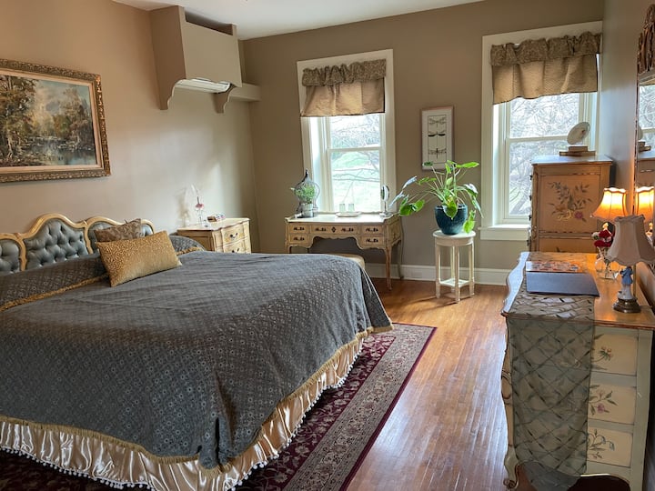 King Bed, Private Patio And Bath - Lancaster, PA