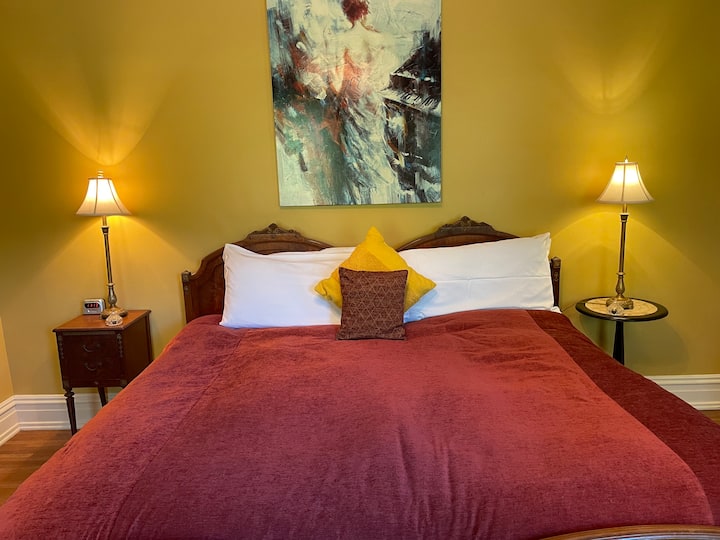 King Suite Private Bath Wi-fi - Lancaster, PA