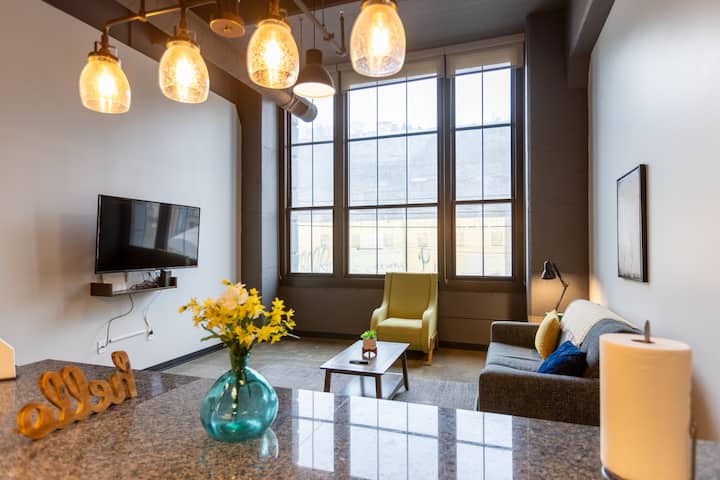 Rooftop Skyline | Heart Of Strip | King Bed + Gym - Pittsburgh, PA