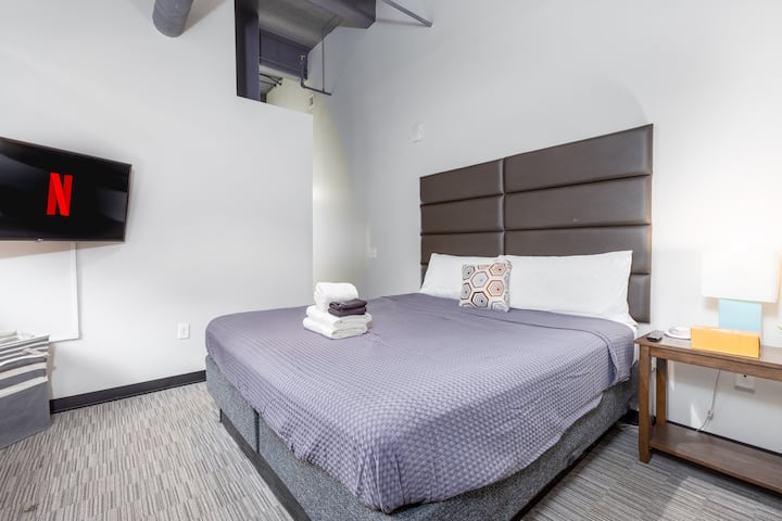 Overlooking Strip! | Rooftop | King | Shops | Gym - Pittsburgh