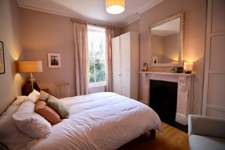 Peaceful Bedroom + Living Room In Great Location - London