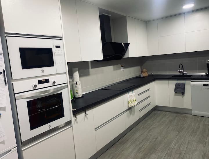 Amplia Habitación Con Cama De 150 En Zona Sector V - Elche