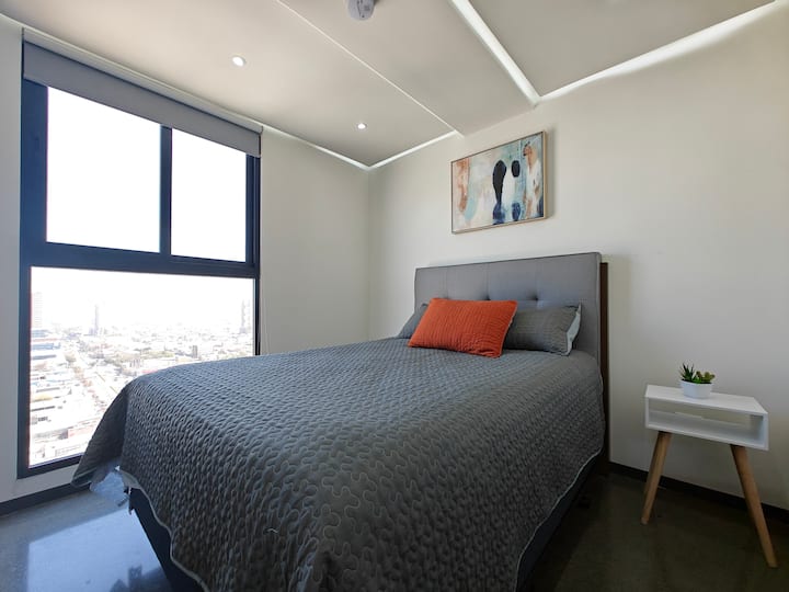 Luxury 2-bedroom Apt In Downtown W/free Parking - Monterrey