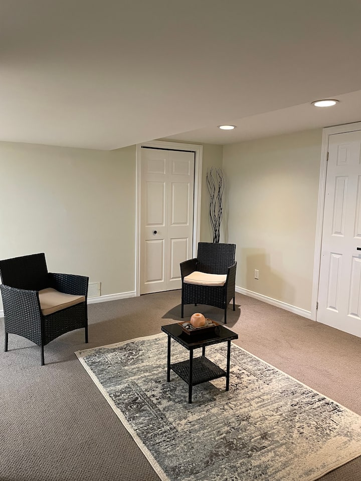 Spacious And Cozy Room By The Canal - Port Colborne