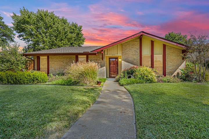 Pet-friendly 3-bedroom + Game Room And Hot Tub - Plano