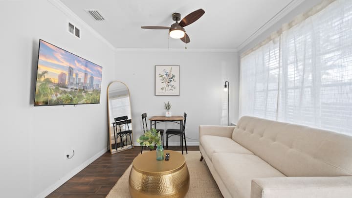 Comfy Modern Farmhouse Cottage W Private Patio! - Tampa