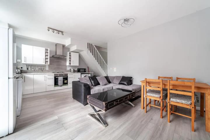 Beautiful Refurbished 4 Bedrooms - London