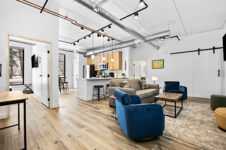 First Floor Eastside1 Condo With Rooftop & Hot Tub - Traverse City