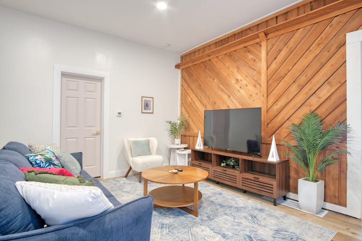 Cozy Sleeps 7 | Fenced Backyard - Garfield Park Indianapolis