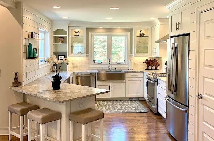 Ideal Location Near The Track - Saratoga Springs, NY