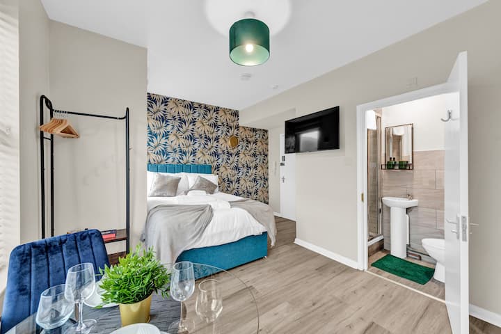 Blue Horizon: Captivating Studio Cityscape - Crouch End - London