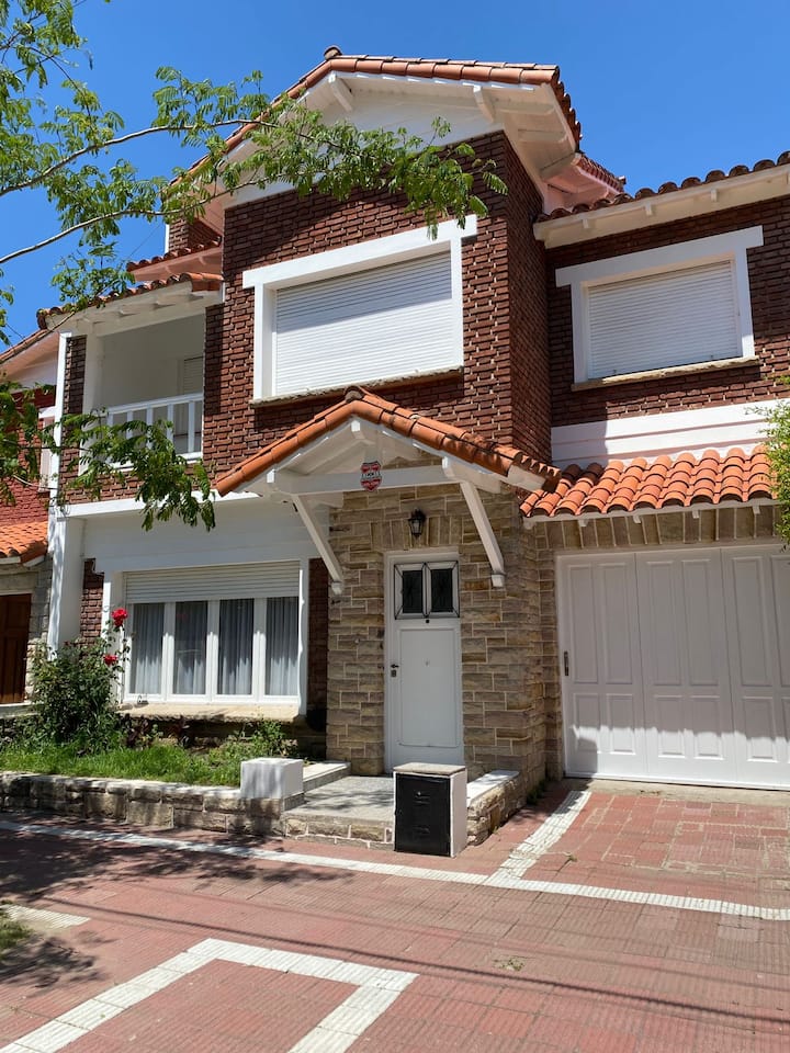 Casa Amplia Y Comoda En Miramar - Miramar